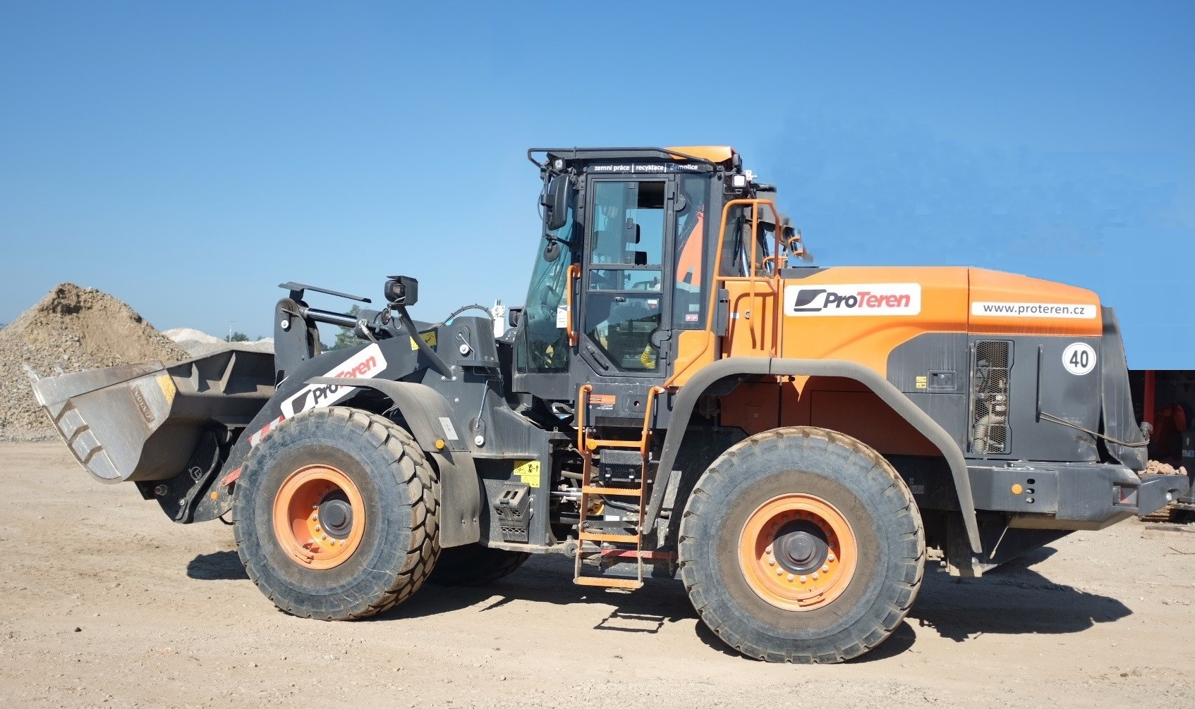 Nakladač Doosan DC 320 | ProTeren s.r.o.